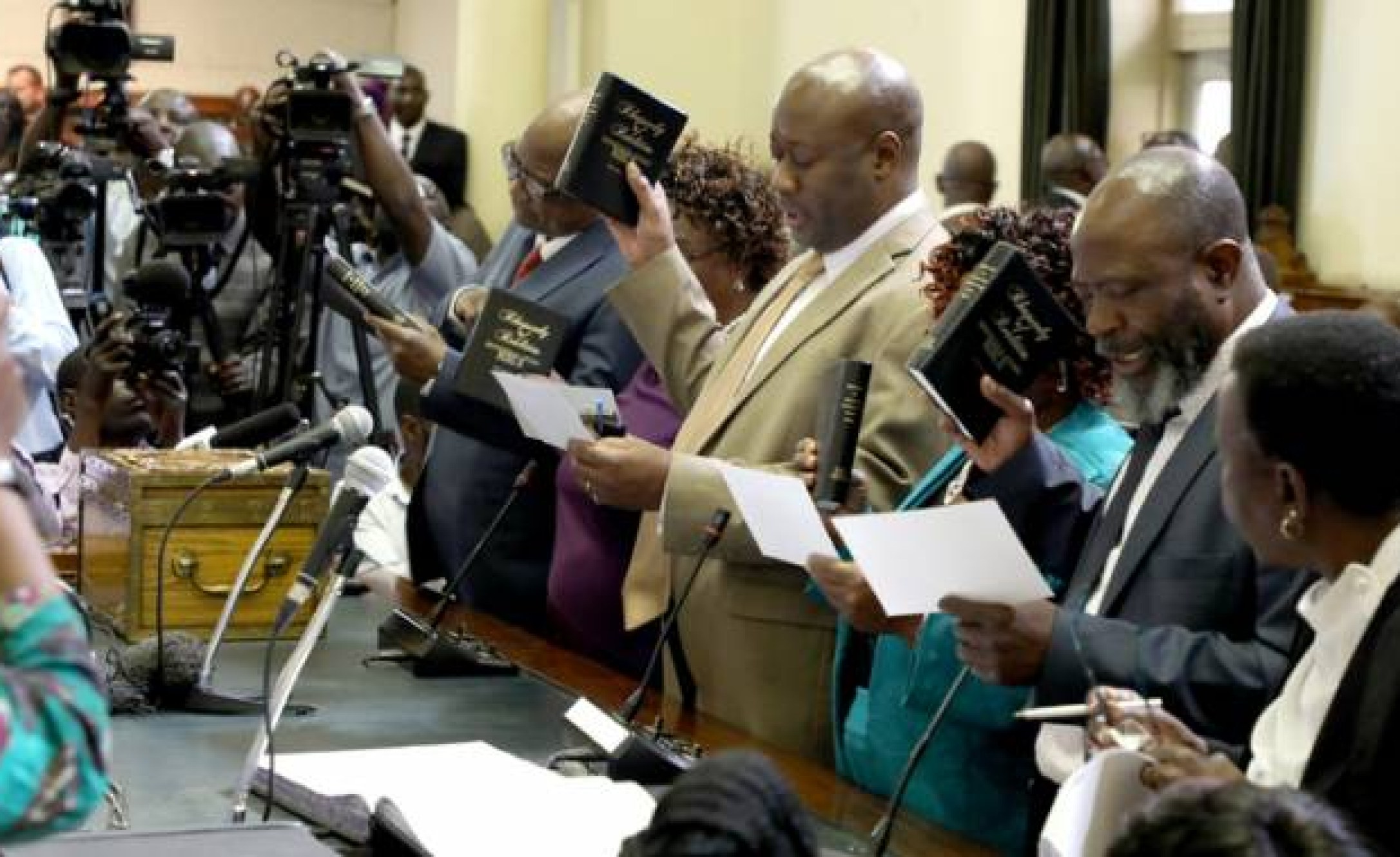 Zimbabwe: 341 MPs, Senators Take Oaths - allAfrica.com